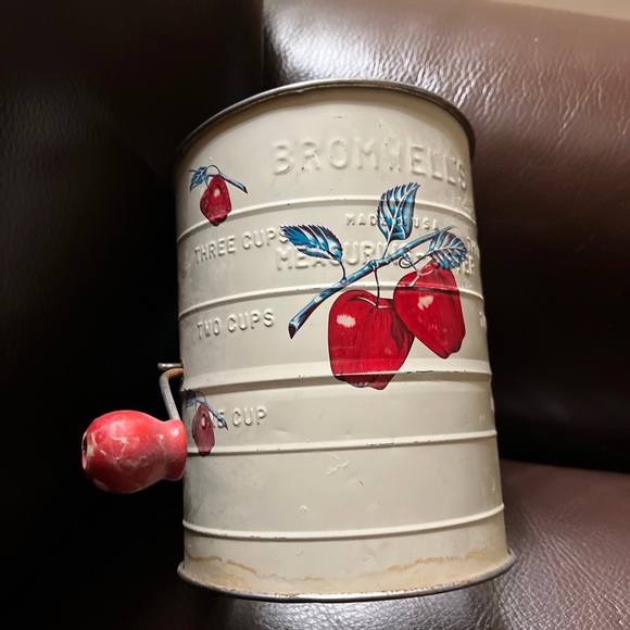 Other | Vintage Bromwells Tin Metal Flour Sifter Red Apple Design 3 ...
